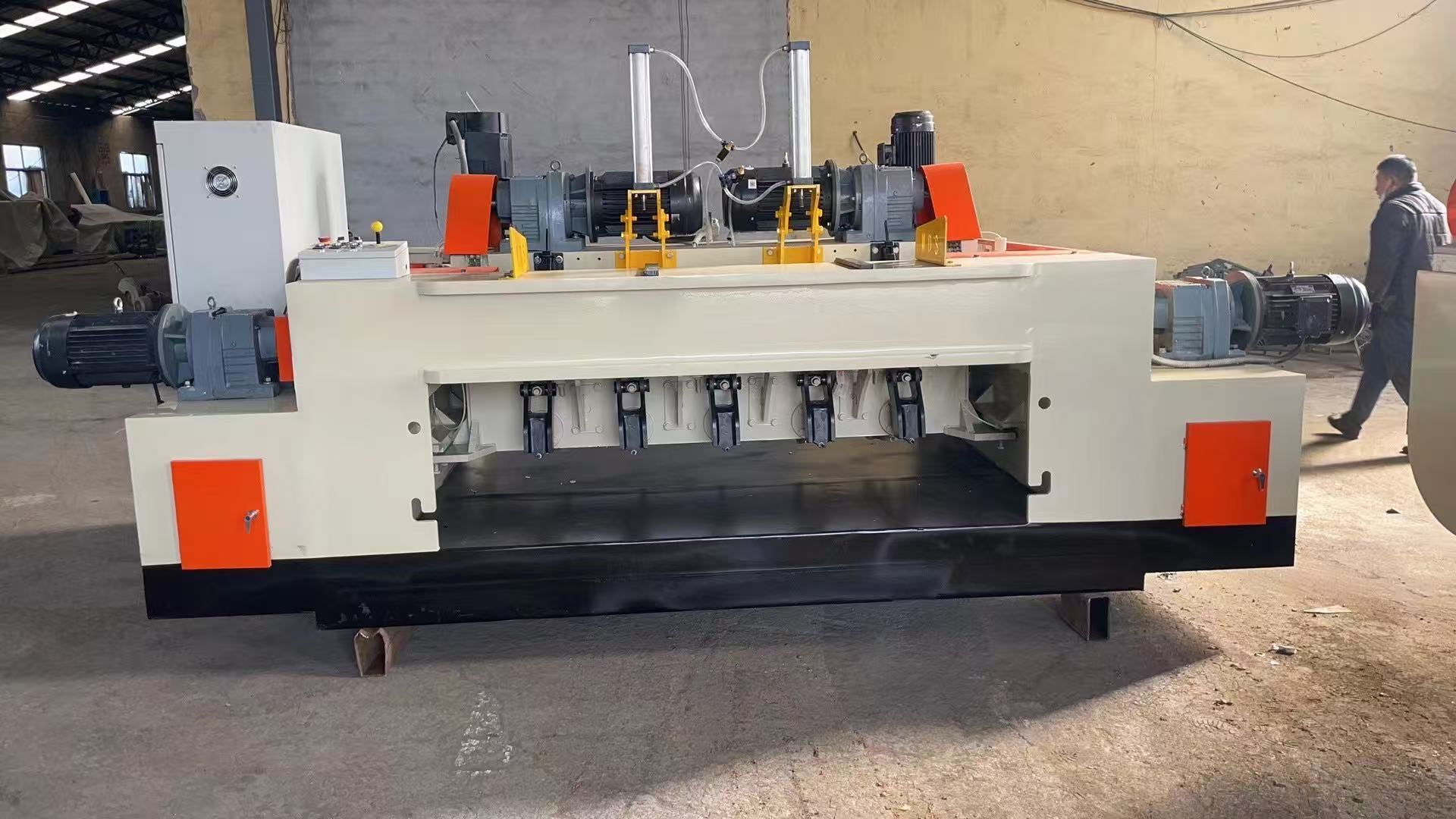 Veneer Peeling Machine with Automatic Knife Tightening-Linyi Guoyu ...